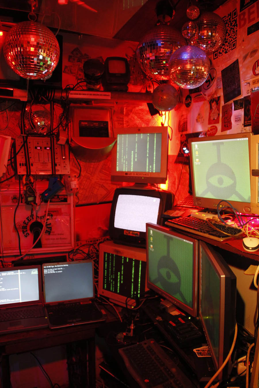 Histoire et Différences entre Hackerspace, Makerspace et Fab Lab - WEB24